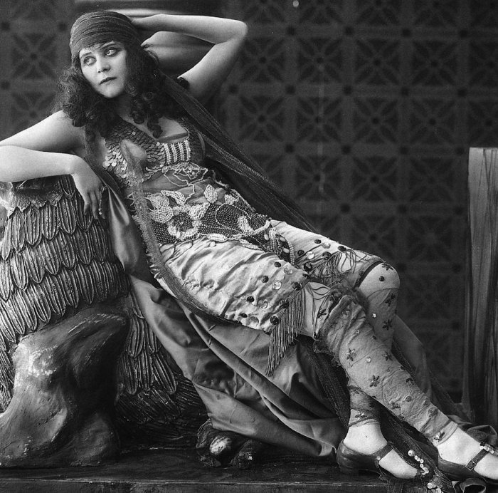 In Their Eyes, Oracular: 1920’s Vintage Vamp Makeup – The Year of Halloween